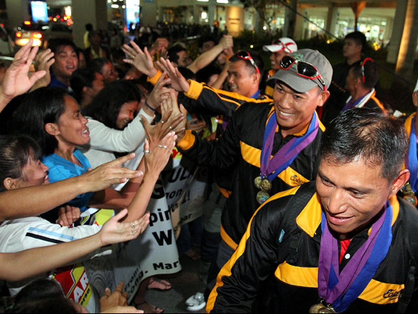 Dragon boat racing champions meet with Aquino | Inquirer Sports