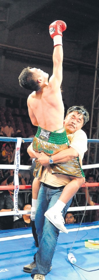 Viloria stops Segura in 8th, keeps WBO flyweight crown | Inquirer Sports