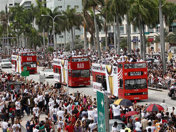 Miami Heat celebrate title with fans | Inquirer Sports