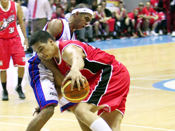 Hontiveros heats up as Alaska slips past Petron Blaze | Inquirer Sports