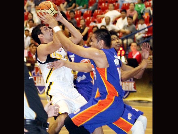 NLEX blows 20-point lead, escapes Air21-JRU | Inquirer Sports