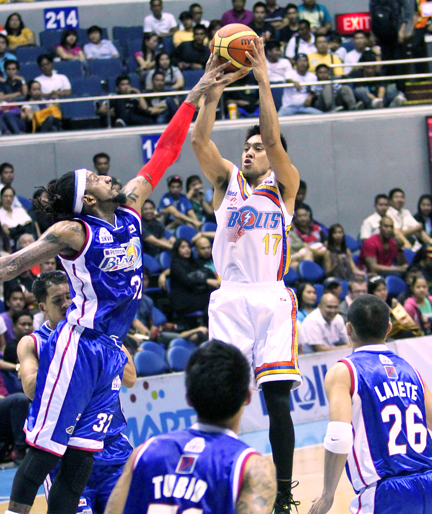 Petron Blaze loses 22-point lead, escapes Meralco | Inquirer Sports