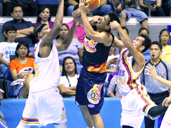 Dawson tweaks knee, carries Meralco over Rain or Shine | Inquirer Sports
