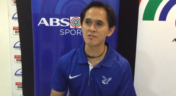 Lady Eagles’ Tai Bundit gives advice to Blue Eagles’ coach Oliver ...
