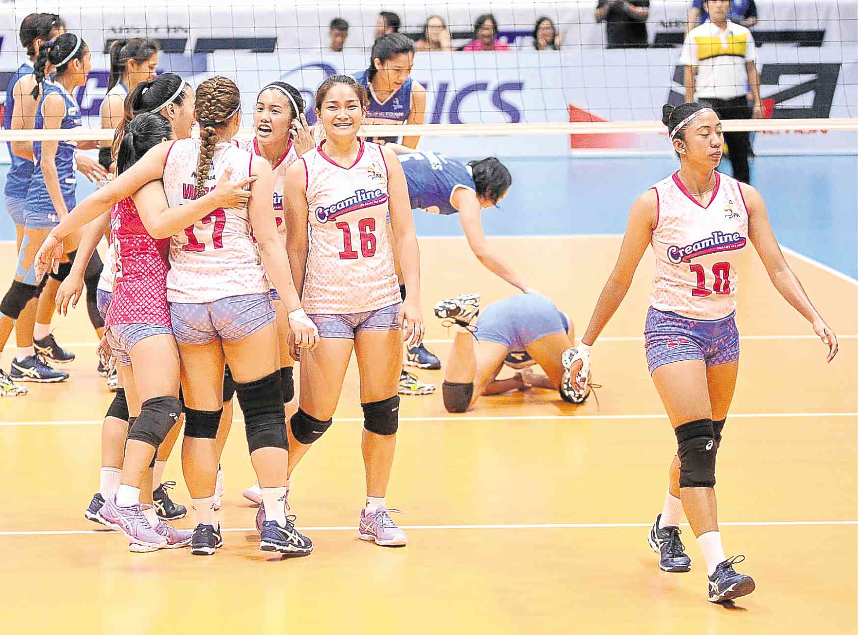 Creamline sits star, takes Game 1 anyway | Inquirer Sports