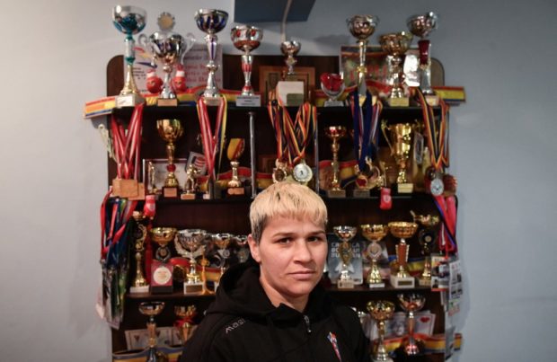 Romanian boxer inspires girls to knock out poverty | Inquirer Sports