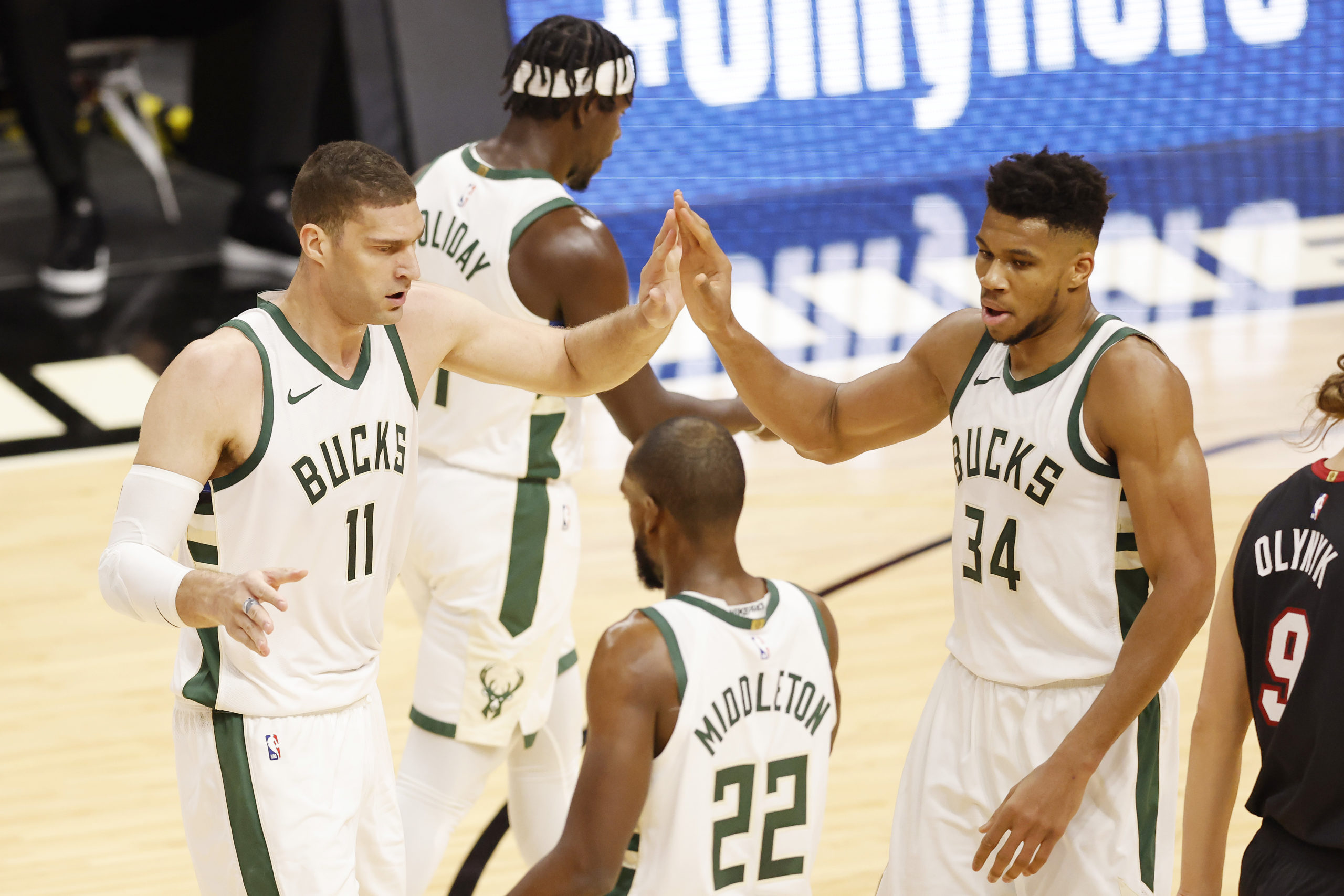 Bucks' NBA record long-range barrage sinks Heat | Inquirer Sports