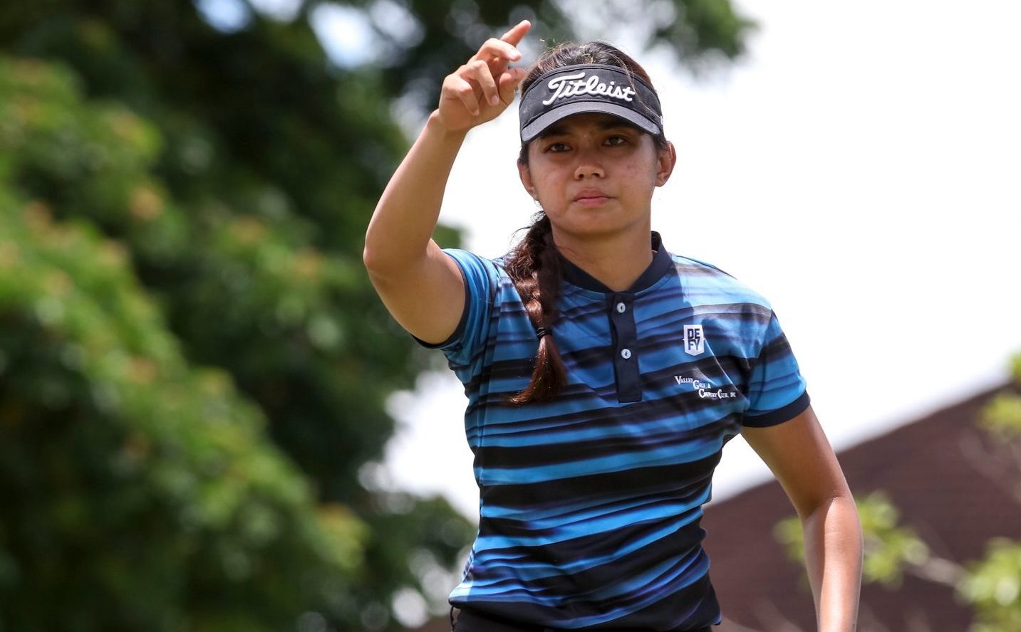 Uy stands out on trying day, leads by 3 | Inquirer Sports