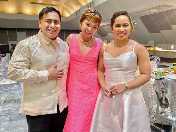 Hidilyn Diaz weds coach Julius Naranjo; fellow Olympians in attendance ...