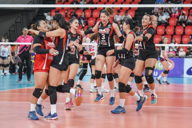 PVL: PLDT stretches streak to four, beats Akari | Inquirer Sports