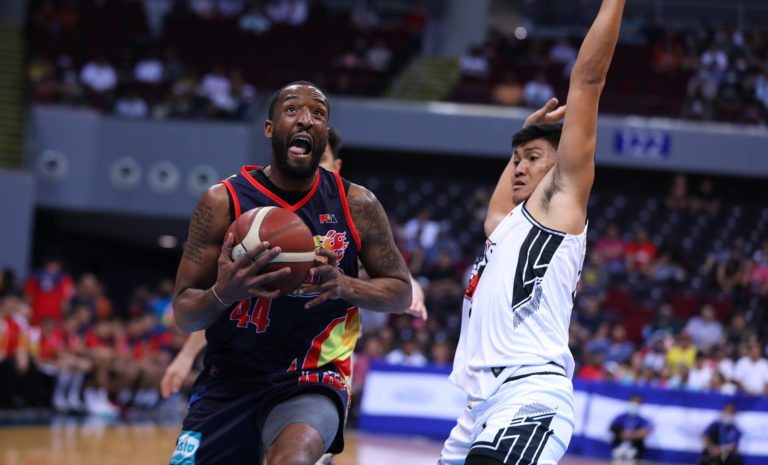Greg Smith gives Rain or Shine needed boost in PBA debut | Inquirer Sports