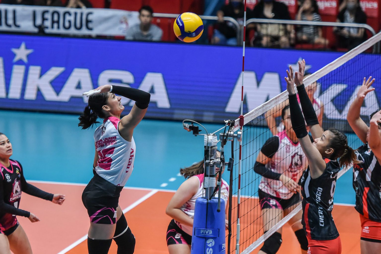 PVL: Akari keeps playoff bid alive, outlasts Chery Tiggo in five-setter | Inquirer Sports