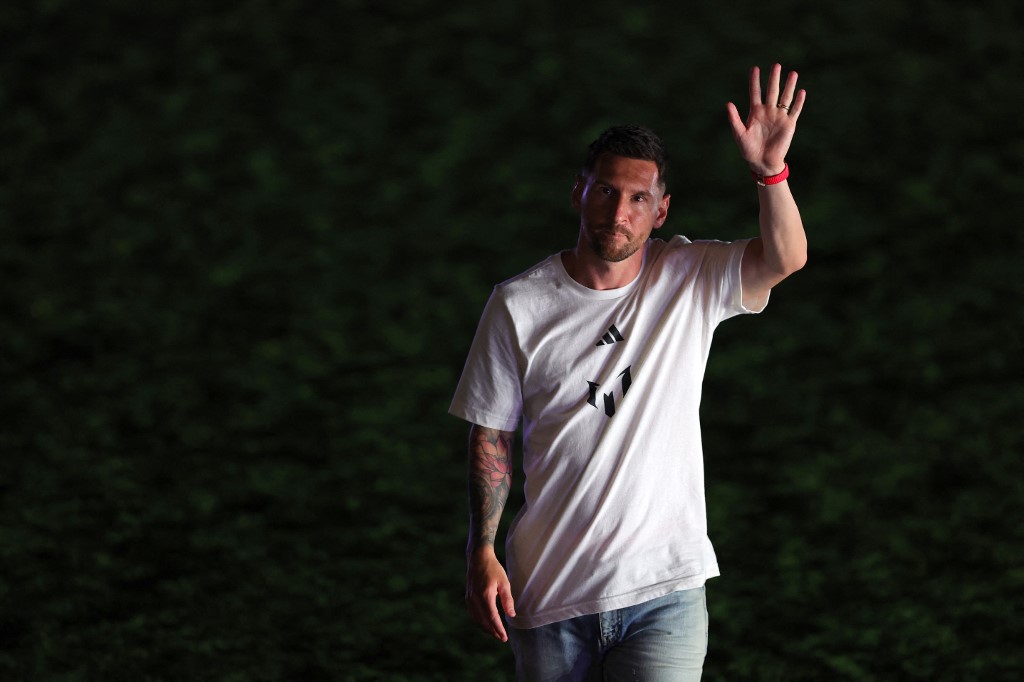Messi hailed as 'America's number 10' as he greets rapturous Miami fans ...