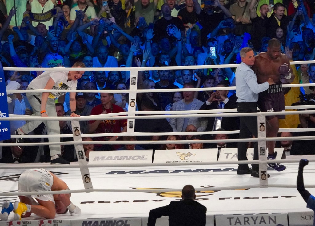 Usyk knocks out Dubois, keep heavyweight boxing titles | Inquirer Sports