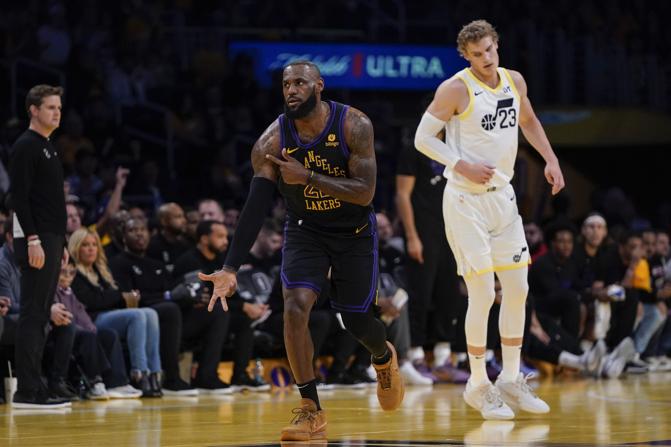 NBA: LeBron reaches 39,000 points, Lakers sweep tournament group play ...