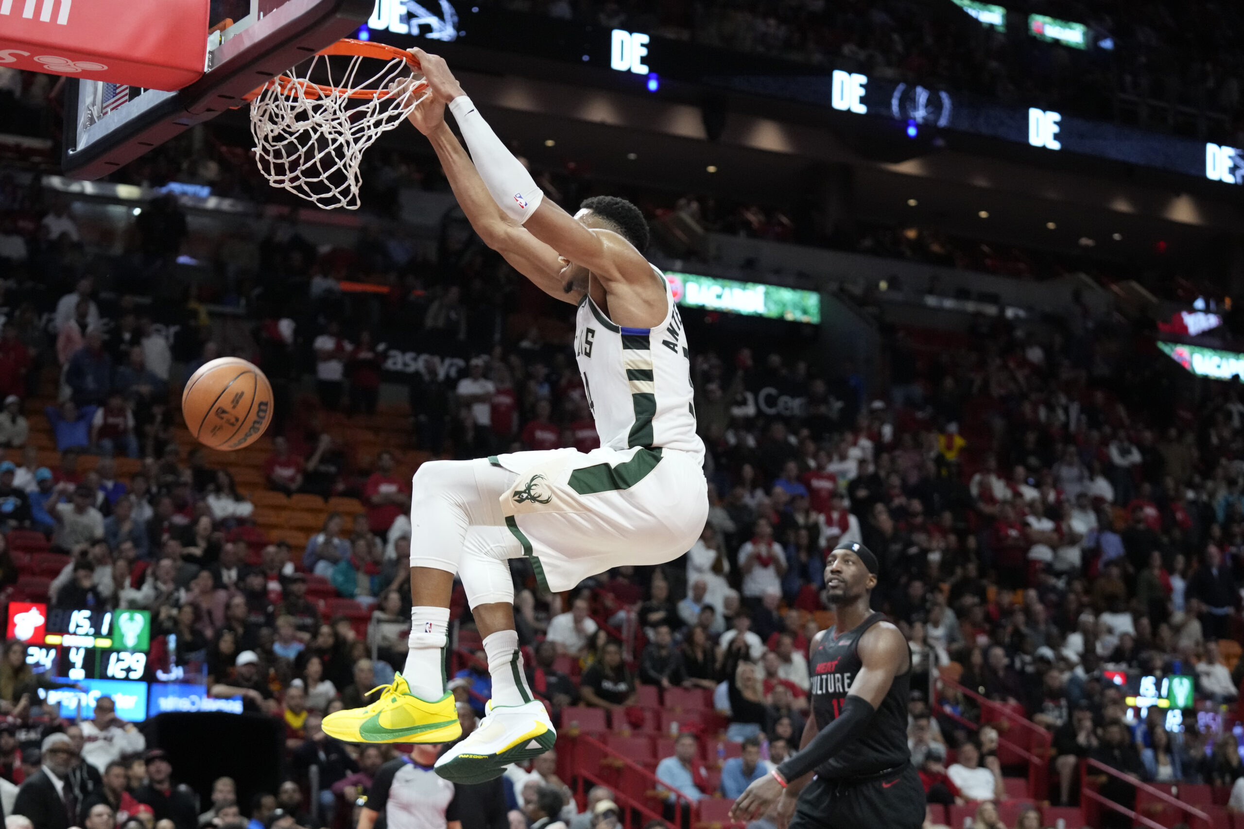 Bucks earn quarterfinal berth in NBA tournament, top Heat | Inquirer Sports