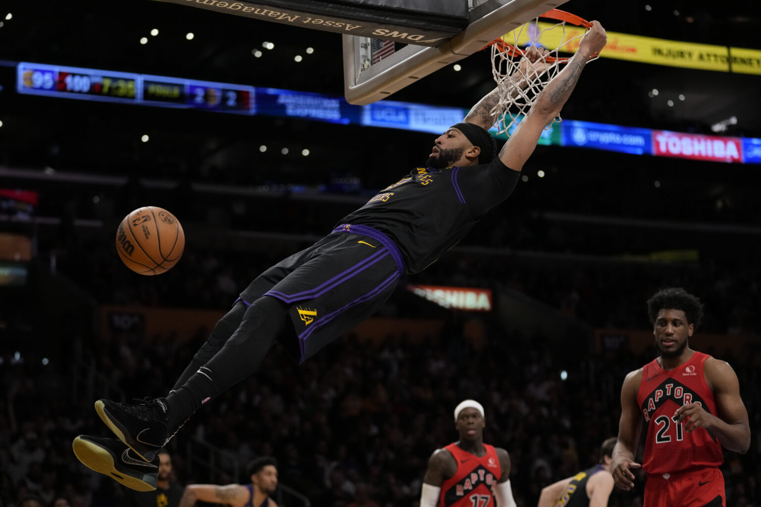 NBA: Anthony Davis dominates, Lakers edge Raptors