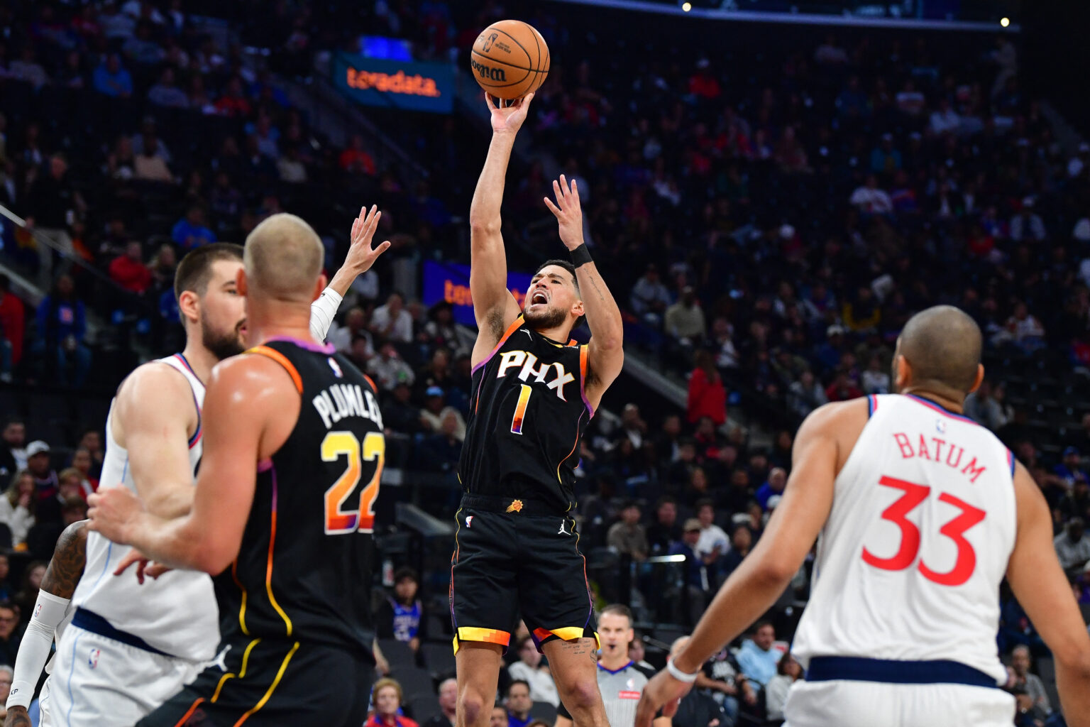 NBA: Devin Booker pours in 40 as Suns rally past Clippers