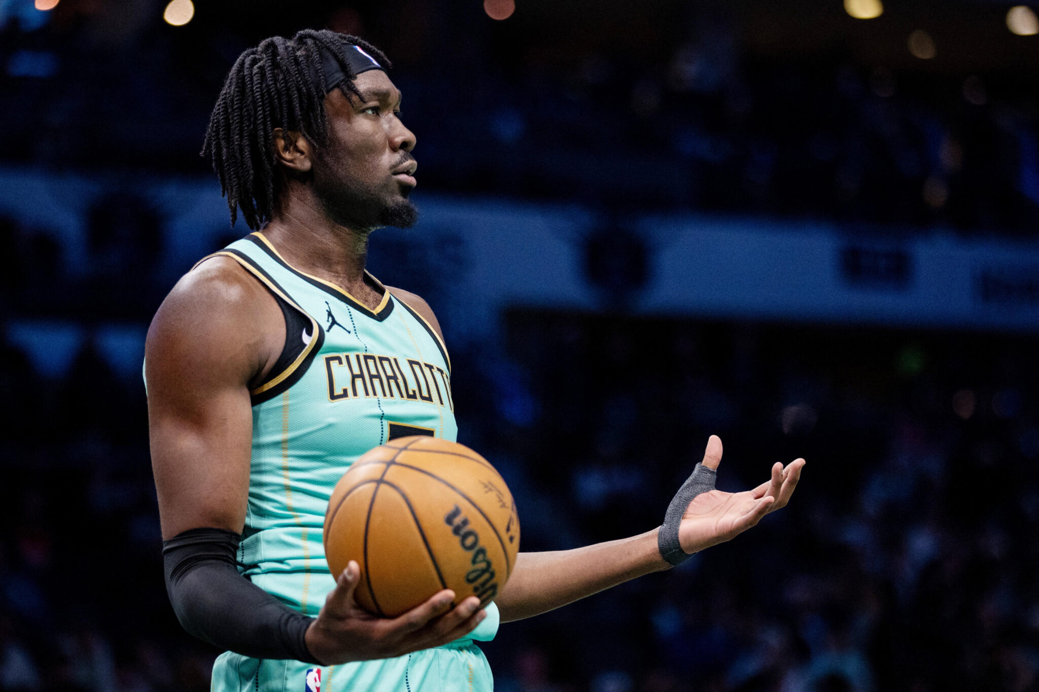 NBA: Lakers land center Mark Williams in trade with Hornets