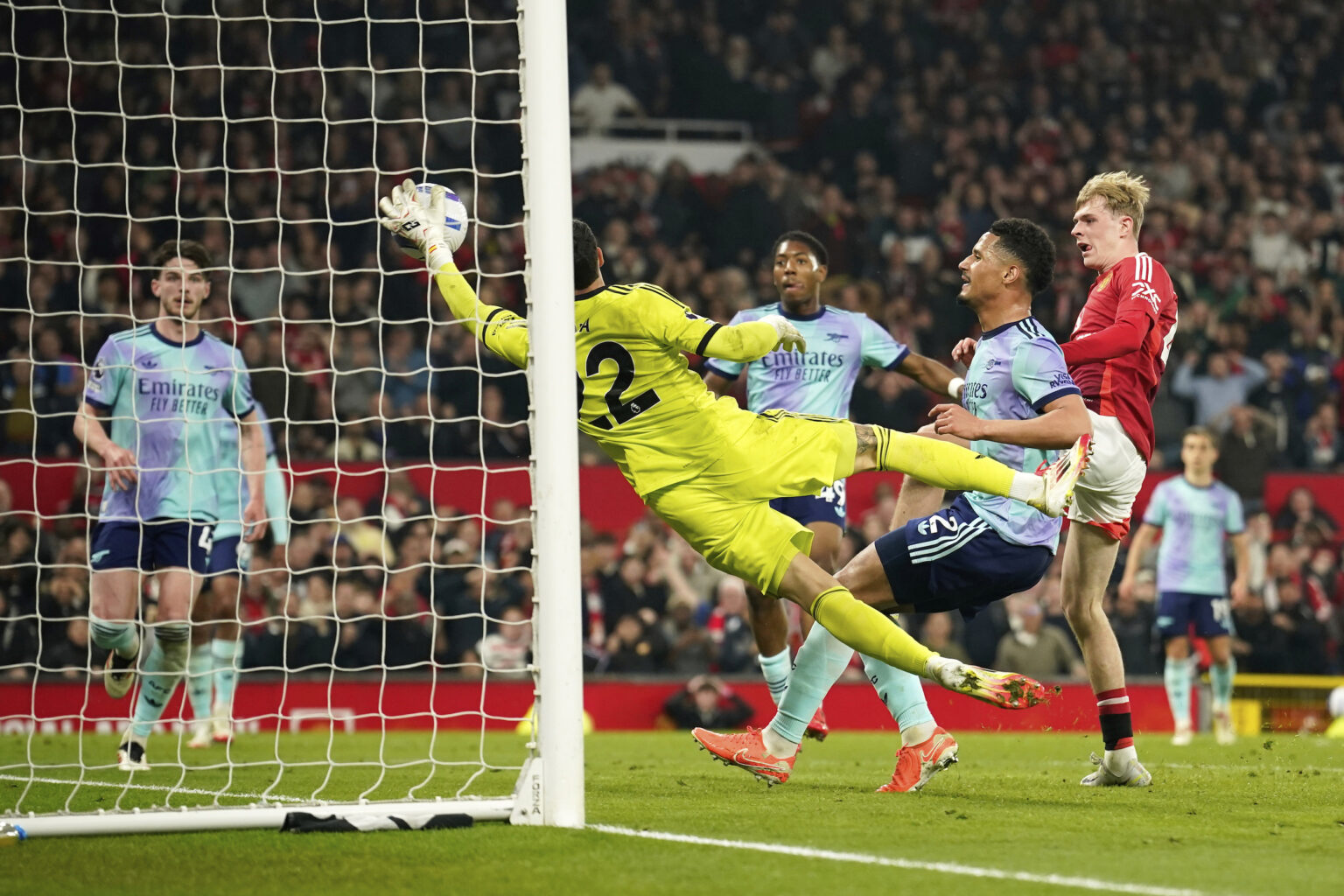 Man United draws with Arsenal after double save from David Raya