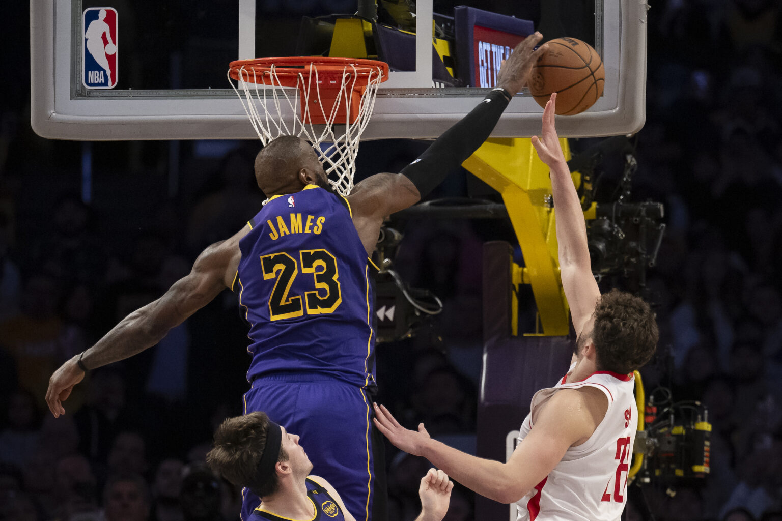 NBA: Lakers cool off red-hot Rockets in West showdown