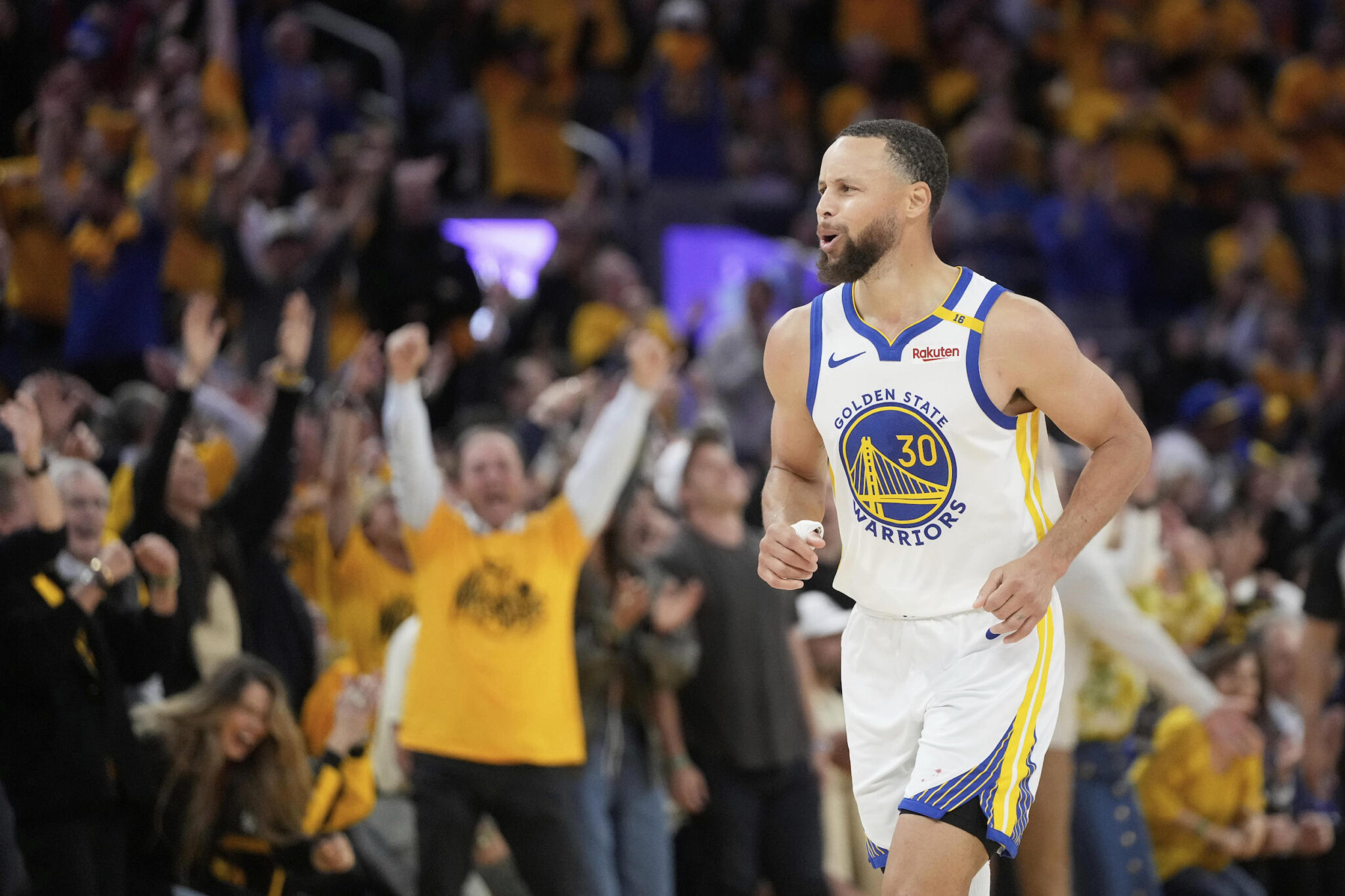 NBA: Steph Curry leads Warriors past Rockets for 2-1 edge