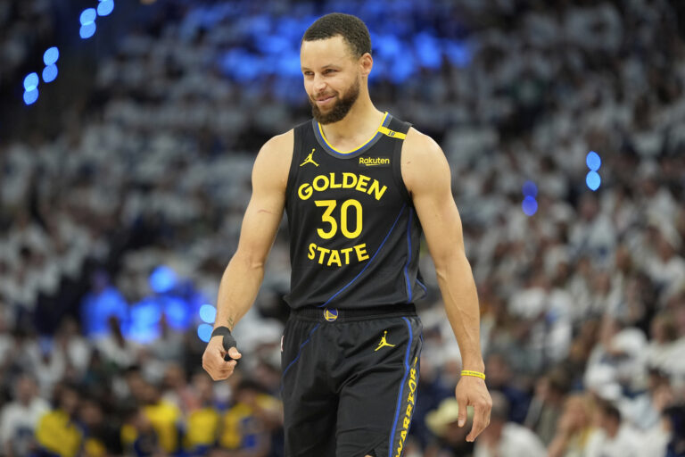 NBA: Stephen Curry out at least a week with hamstring strain