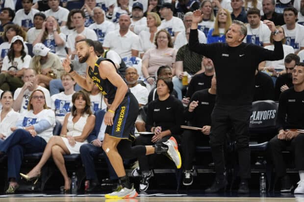 NBA: Stephen Curry out at least a week with hamstring strain