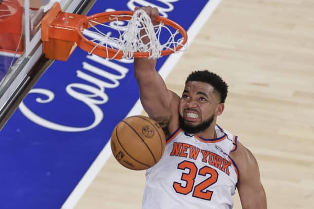NBA: Karl-Anthony Towns delivers for Knicks on bruised knee