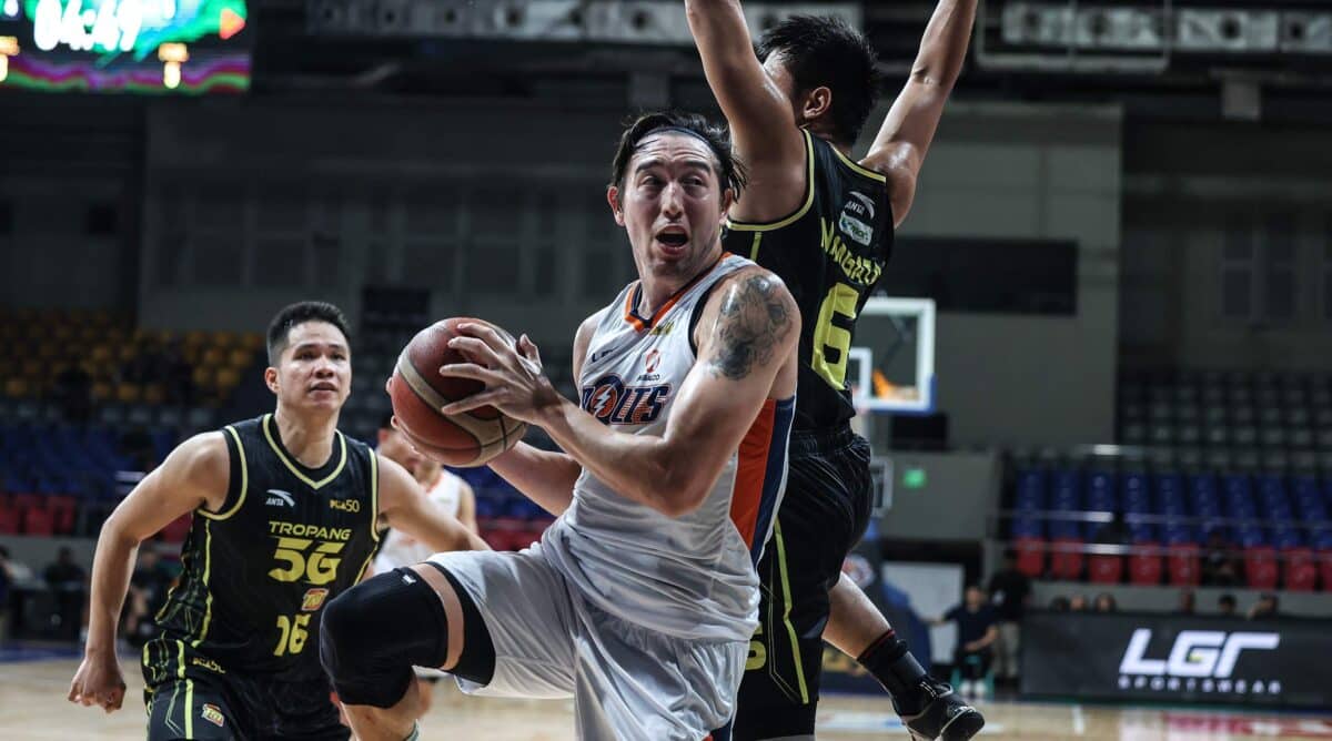 PBA: Cliff Hodge fined, suspended for foul on Zavier Lucero