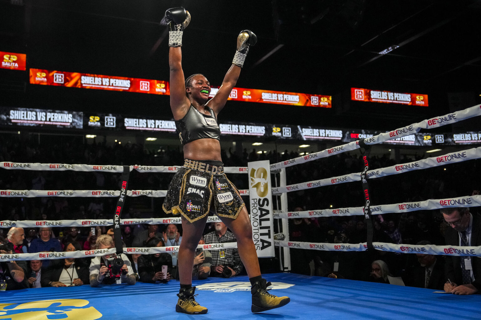 Claressa Shields successfully defends heavyweight belts | Inquirer Sports