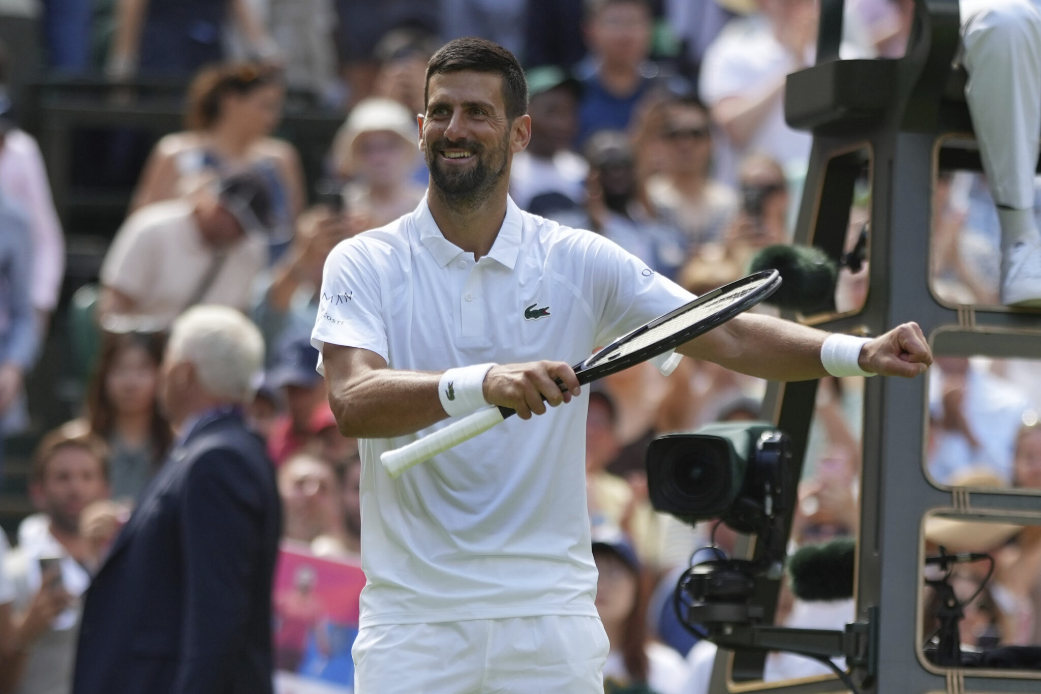 Wimbledon: Novak Djokovic crushes Evans to reach third round