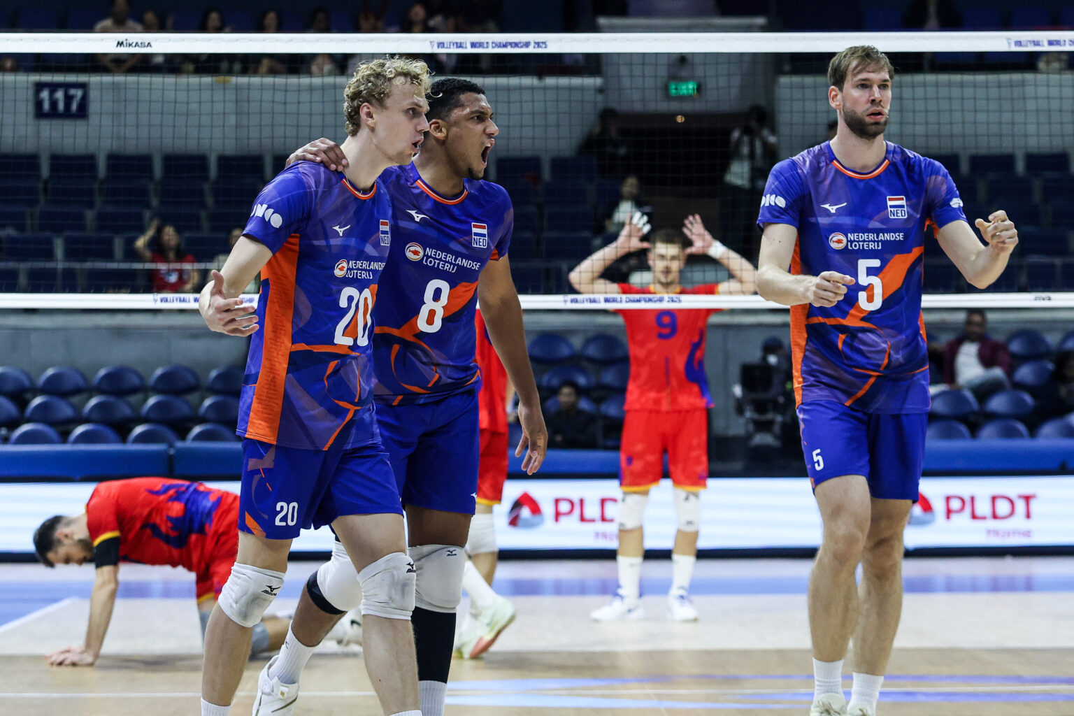 Unbeaten Poles, Dutch clash for top Group B seeding