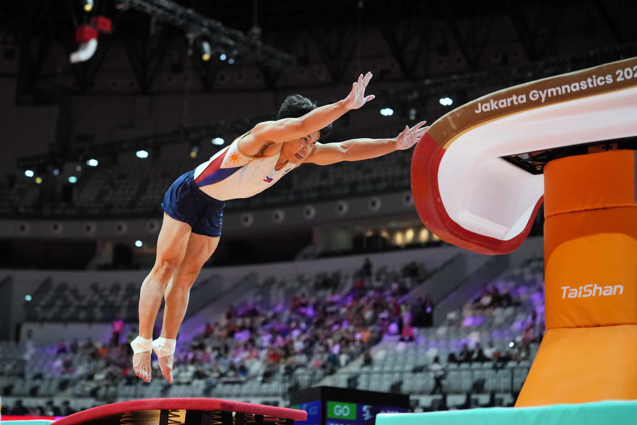 ‘Mamba’ fan Carlos Yulo clinches world championships vault gold