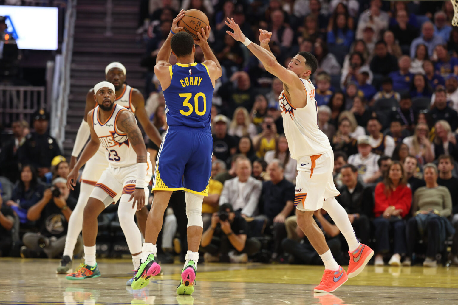 NBA: Steph Curry scores 28, Warriors hold off Suns
