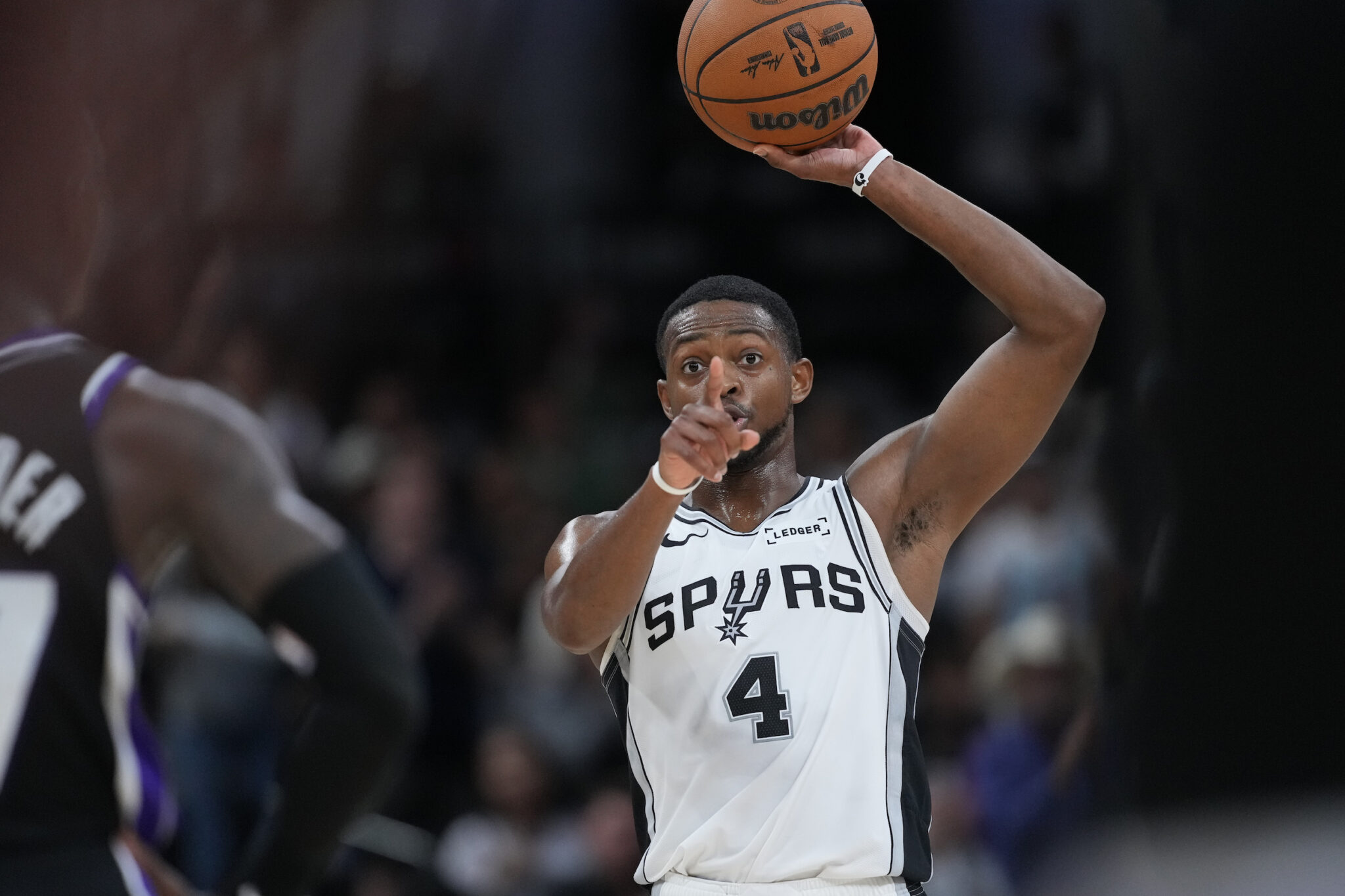 NBA: De'Aaron Fox leads Spurs past Kings minus Wembanyama
