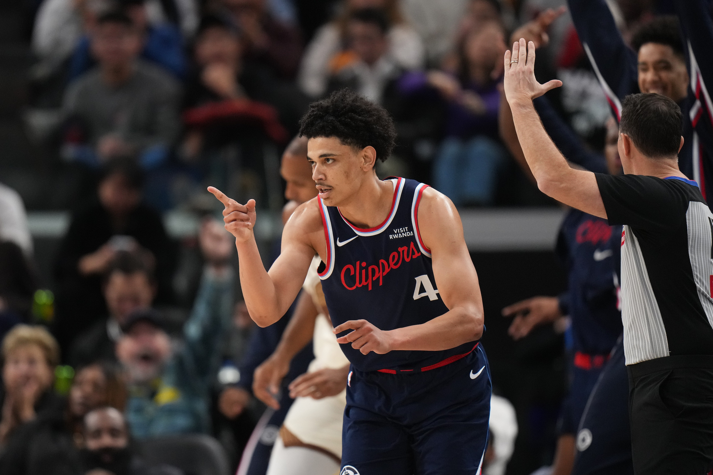 NBA: Clippers slip past Warriors in wild game